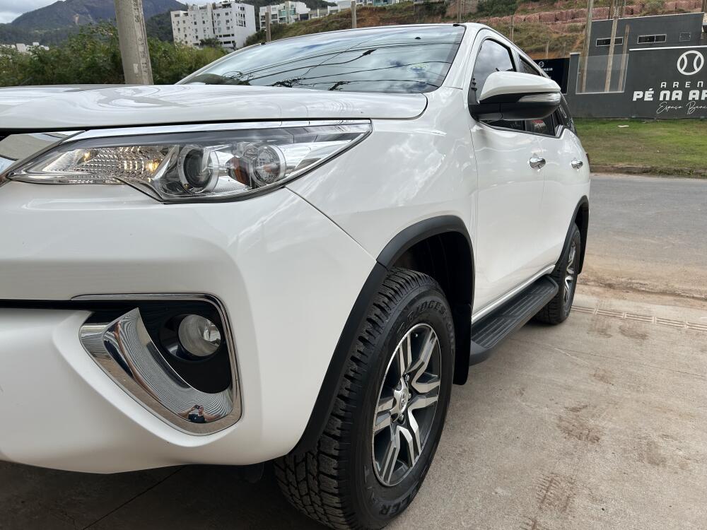 Toyota Hilux SW4 2.7 Automático 18/19 Branco - 4673622 - Seminovos